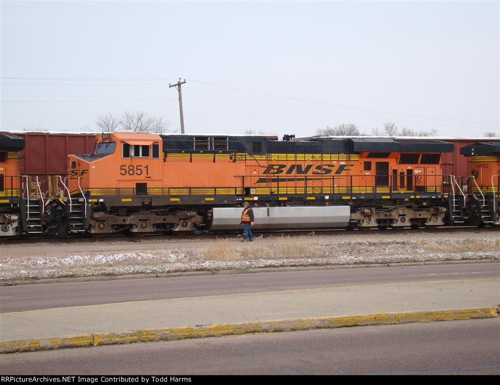 BNSF 5851